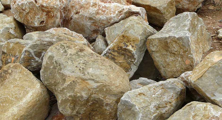 Enrochements, blocs de pierre calcaire, rochers à Trets près de ...
