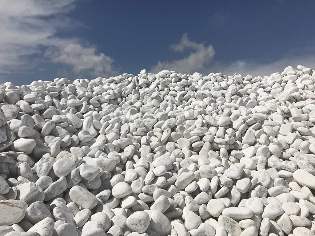 Galets et graviers de décoration de jardin chez Terres de Provence