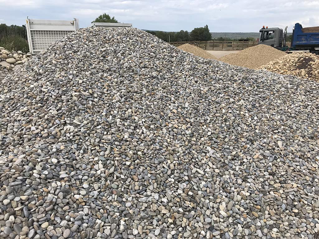 Galets et graviers de décoration de jardin chez Terres de Provence