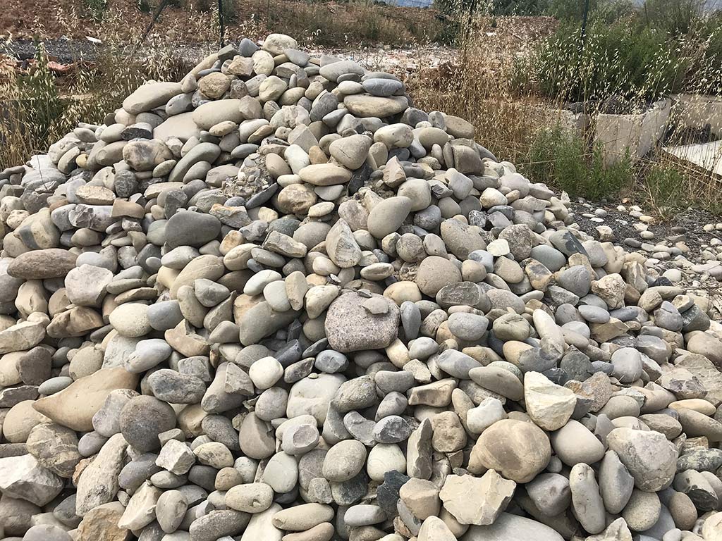 Galets et graviers de décoration de jardin chez Terres de Provence