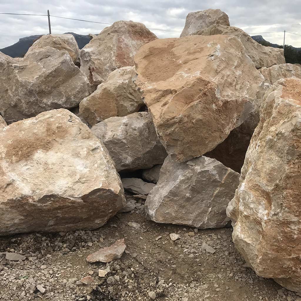 Enrochements, blocs de pierre calcaire, rochers à Trets près de ...